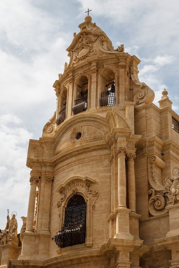 Fachada Barroca De La Iglesia, Ragusa, Isla De Sicilia Foto de archivo ...