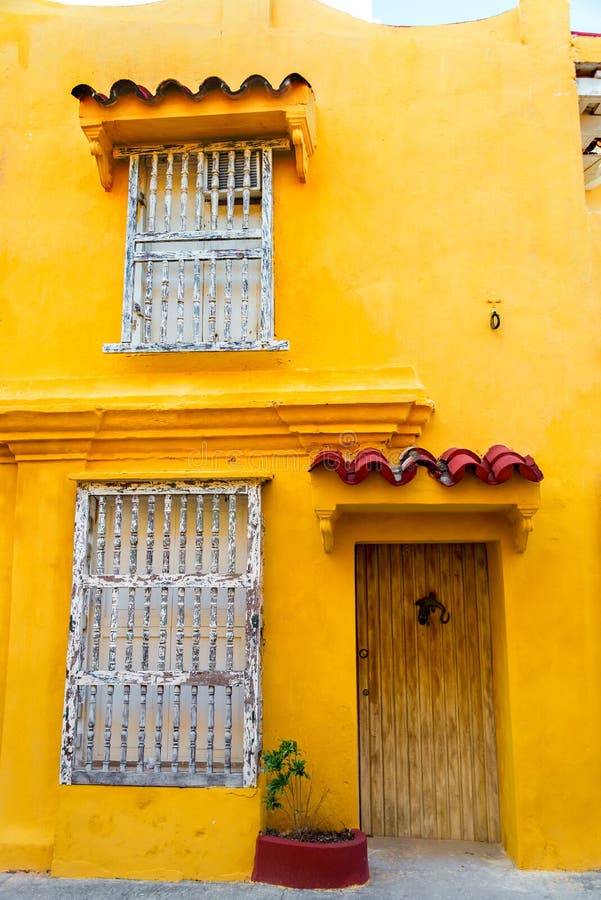 Casa Colonial Vieja Amarilla En La Ciudad De Antigua Guatemala ...