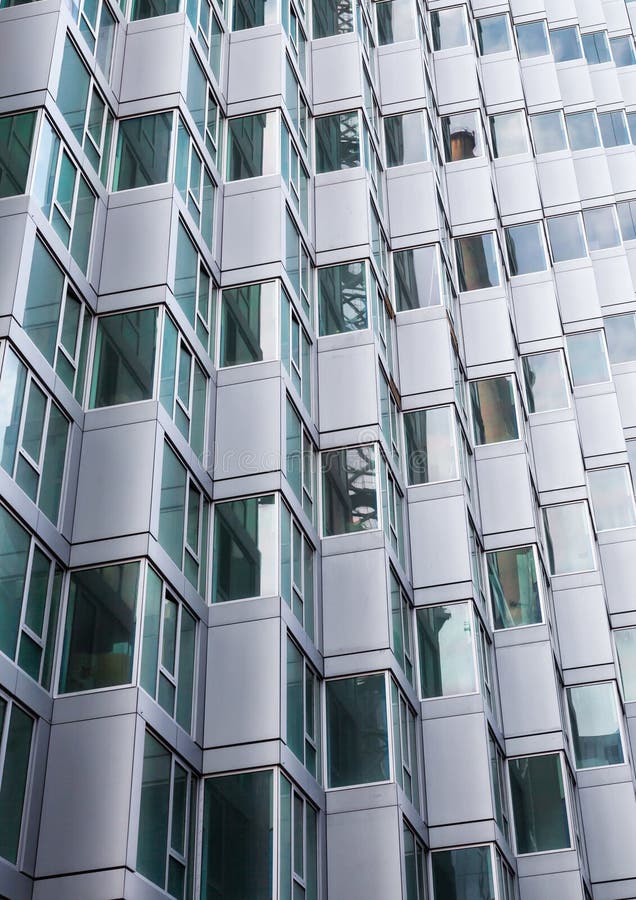Fachada Con Ventanas De Un Edificio Moderno Foto de archivo - Imagen de ...
