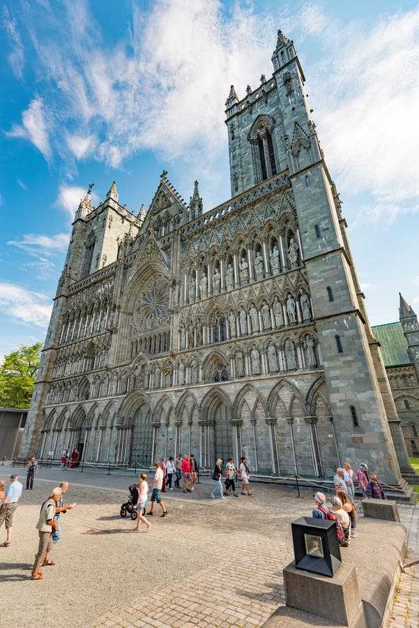 Fachada Da Catedral Velha Em Trondheim, Noruega Imagem de Stock ... Fachada Da Catedral Velha Em Trondheim, Noruega Imagem de Stock ...