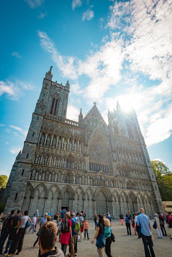 Fachada Da Catedral Velha Em Trondheim, Noruega Foto de Stock Editorial ... Fachada Da Catedral Velha Em Trondheim, Noruega Foto de Stock Editorial ...