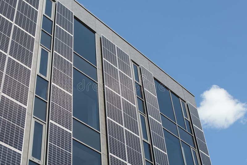 Fachada De Construcción Adornada Con Paneles Solares. Paneles Solares ...