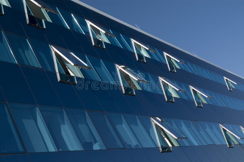 Fachada De Cristal Con Las Ventanas Abiertas Foto de archivo - Imagen ...