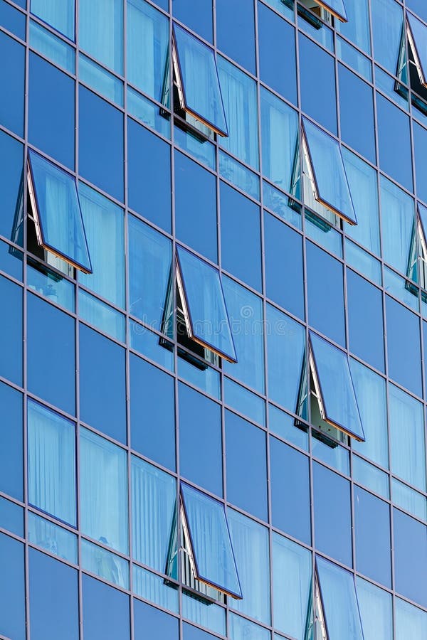 Fachada De Cristal Con Las Ventanas Abiertas Imagen de archivo - Imagen ...