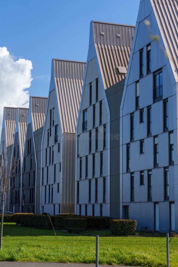 Fachada De Edificios De Arquitectura Moderna De Duinkerke France Foto ...