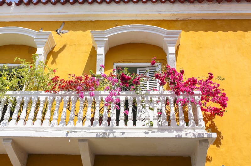 Balcones Coloniales Según Lo Visto En La Fachada Imagen de archivo ...