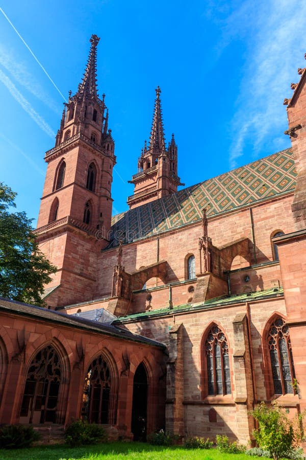 Fachada De La Catedral De Basilea Imagen de archivo - Imagen de ...
