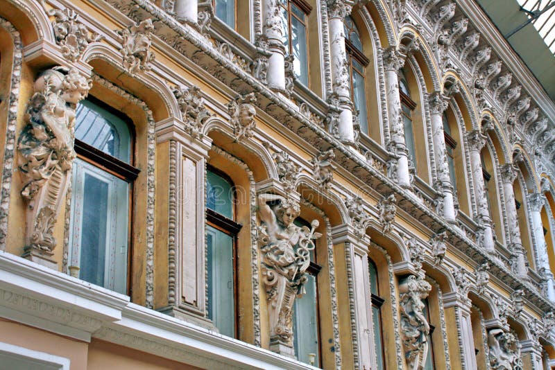 Fachada De Las Columnas Del Edificio En El Estilo Barroco Imagen de ...
