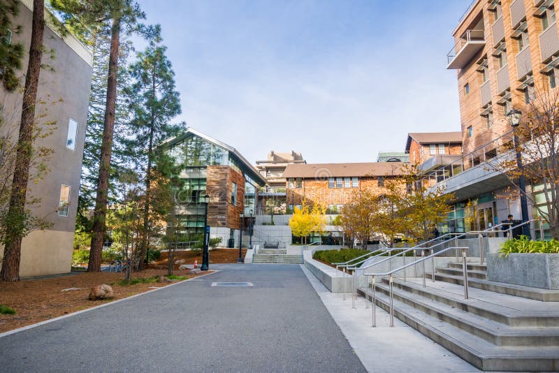 Fachada De Los Edificios En El Campus De La Universidad De California ...