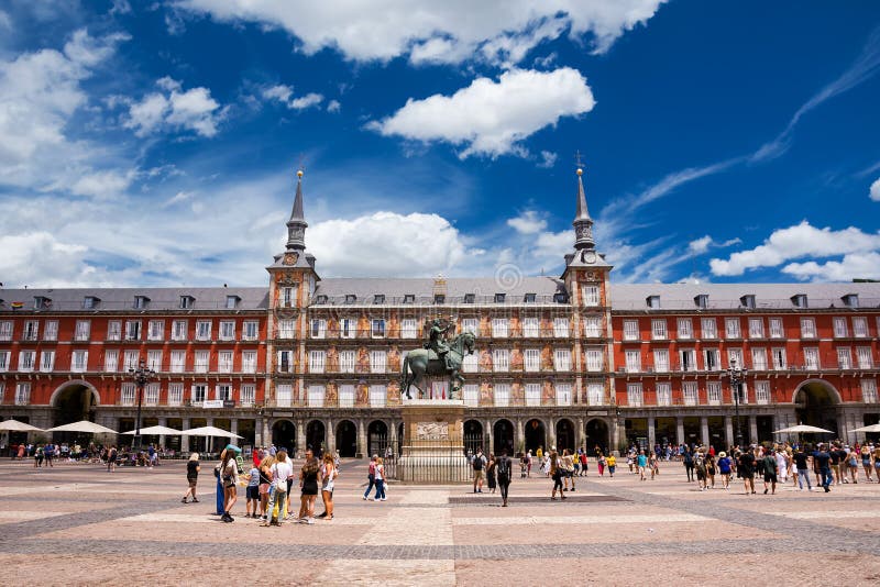 Fachada De Los Edificios De La Plaza Mayor Llena De Turistas En El ...
