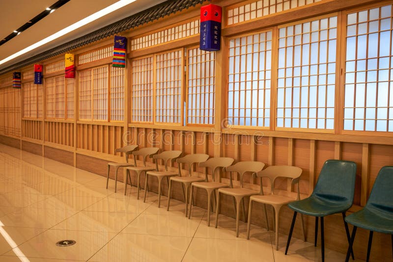 Fachada De Madera De Estilo Japonés Y Coreano Fotografía editorial ...