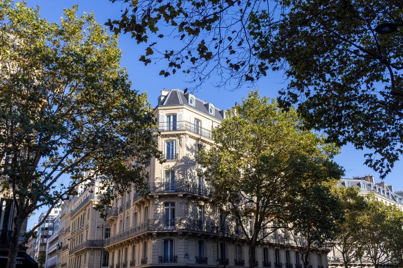 Fachada de un edificio imagen de archivo. Imagen de ventana - 357478203