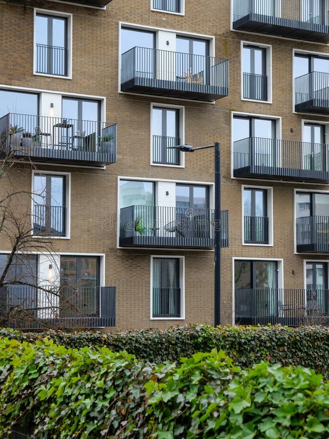 Fachada De Un Edificio De Apartamentos En Londres Imagen de archivo ...