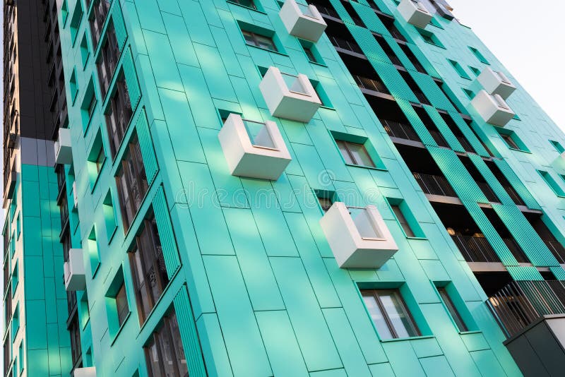 Fachada De Un Edificio De Apartamentos Moderno Foto de archivo - Imagen ...