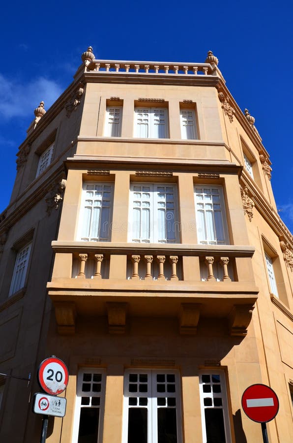 Fachada De Un Edificio Colonial En La Ciudad De Santa Cruz De Tenerife ...