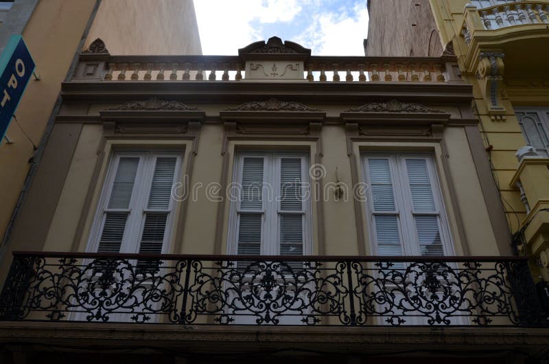Fachada De Un Edificio Colonial En La Ciudad De Santa Cruz De Tenerife ...