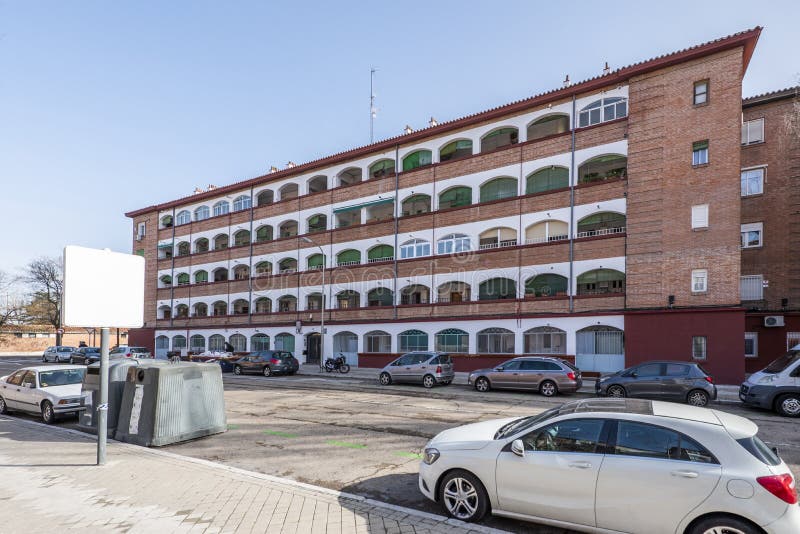 Fachada De Un Edificio Con Arcos Blancos Combinados Con Ladrillos De ...