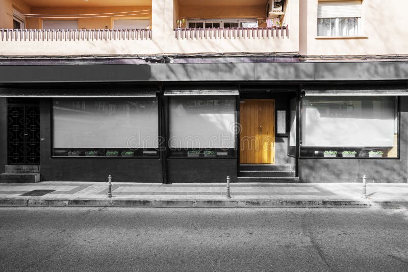 Fachada De Un Edificio Con Una Tienda a Nivel De Calle, Ventanas Negras ...