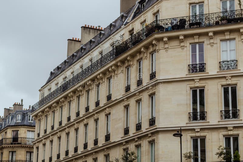 Fachada De Un Edificio Con Ventanas Foto de archivo - Imagen de detalle ...