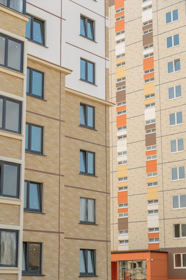 Fachada De Un Edificio Residencial Moderno. Nuevo Edificio En La Ciudad Foto de archivo - Imagen ...