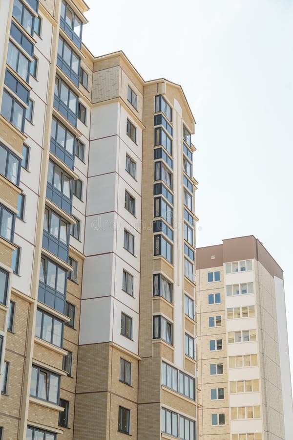 Fachada De Un Edificio Residencial Moderno. Nuevo Edificio En La Ciudad. Edificio Alto Foto de ...