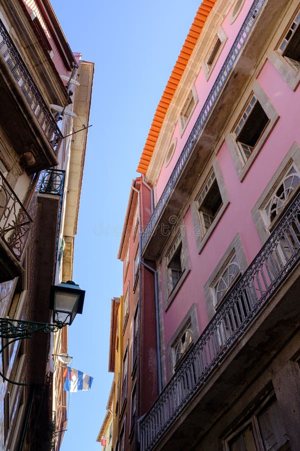 Fachada De Un Edificio Rosa En Un Edificio Tradicional Alto De Oporto ...