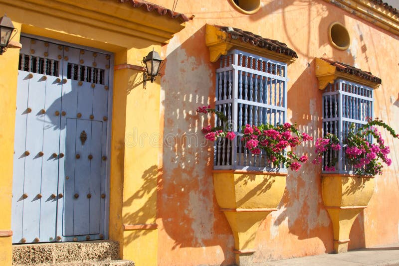 Fachada De Una Casa Colonial Imagen de archivo - Imagen de frontalidad ...
