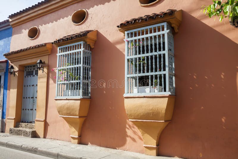 Fachada De Una Casa Colonial Foto de archivo - Imagen de buganvillas ...
