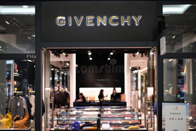 Fachada De Una Tienda De Ropa De Lujo Fotografía editorial - Imagen de ...