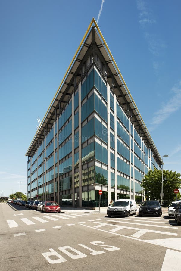 Fachada De Vidrio De Un Edificio De Oficinas a Nivel De Calle Imagen ...