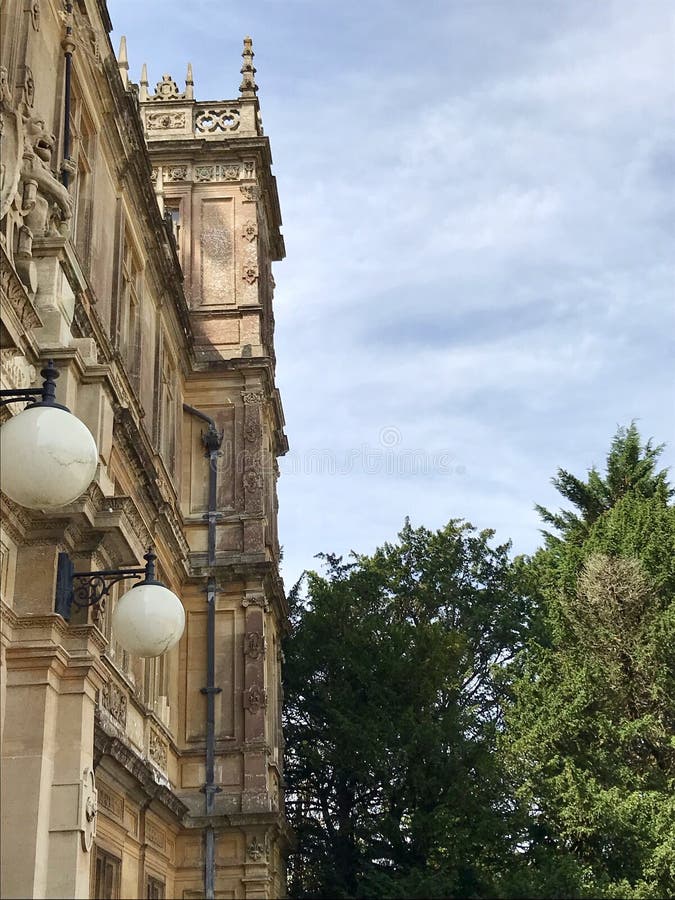 Fachada Del Castillo De Highclare Foto de archivo - Imagen de camino ...