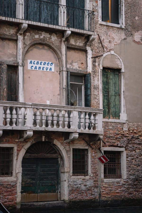 Fachada Del Edificio Antiguo Del Hotel Caneva En Venice Italy Foto ...