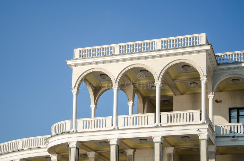 Fachada Del Edificio Blanco Con Arcos Y Balcones Al Fondo Del Cielo ...