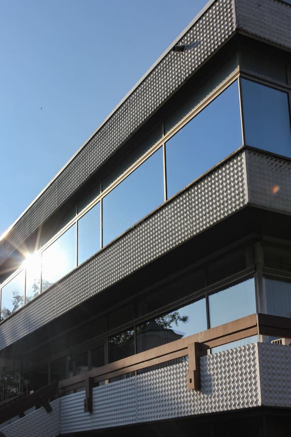 Fachada Del Edificio De Oficinas Con Los Rayos De Sol Imagen de archivo ...