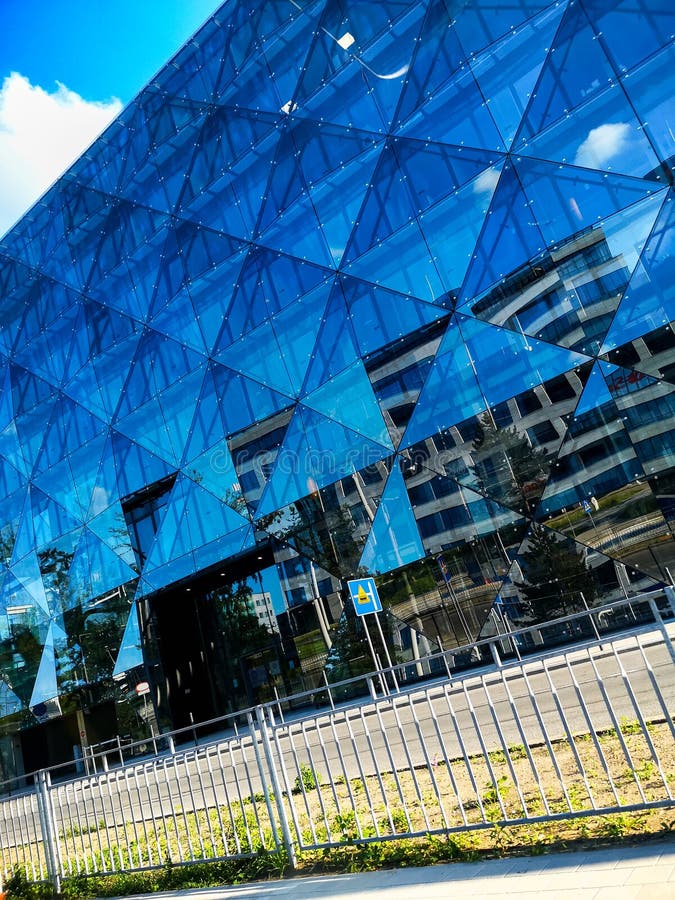 Fachada Del Edificio De Oficinas De Diamentum Foto de archivo editorial ...