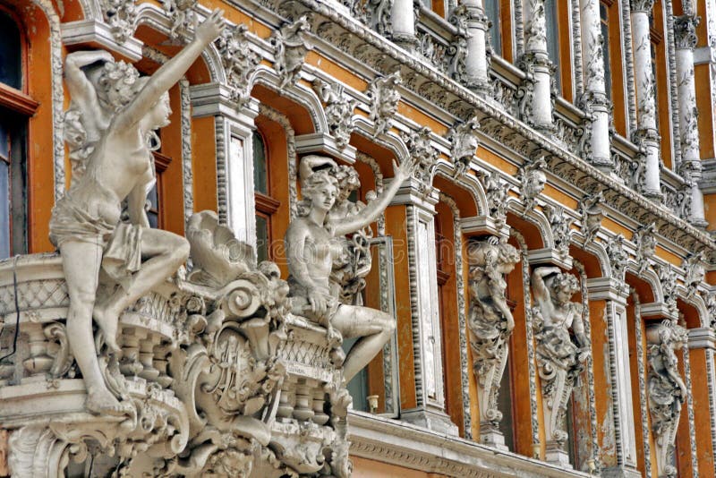 Fachada De Las Columnas Del Edificio En El Estilo Barroco Imagen de ...