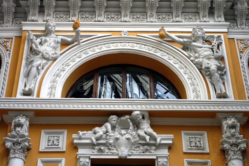 Fachada De Las Columnas Del Edificio En El Estilo Barroco Imagen de ...