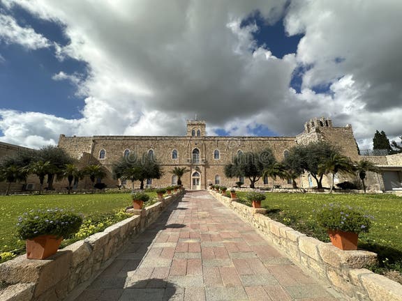 Fachada Del Edificio Principal Del Monasterio Beit Jamal Imagen de ...