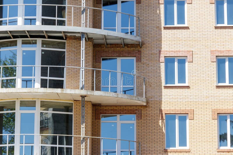 Fachada Del Primer Moderno Del Edificio De Ladrillo Imagen de archivo ...