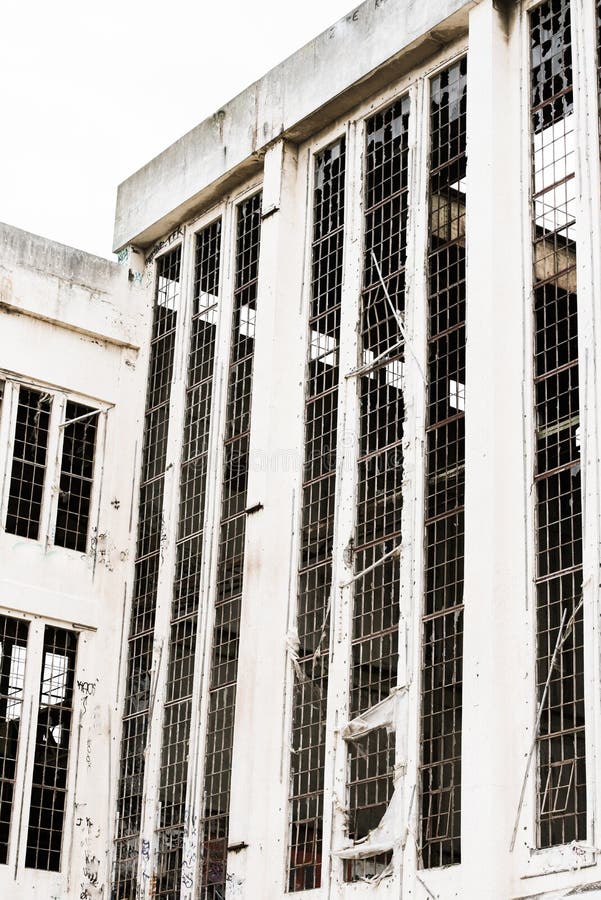 Fachada Industrial Destruída Abandonada Filtrada Da Ruína Imagem de ...