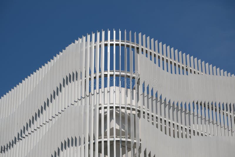 Fachada Moderna De Edificio Curvo Contra El Cielo Azul Foto de archivo ...