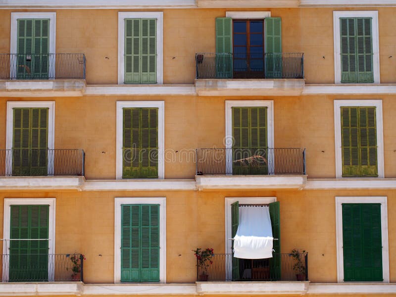 Fachada Vieja Española Típica Del Edificio Imagen de archivo - Imagen ...