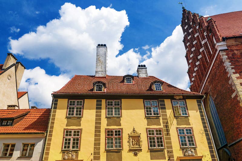 Fachadas De Casas Viejas En Riga, Letonia Imagen de archivo - Imagen de ...
