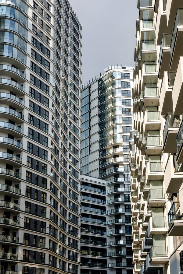 Fachadas De Un Edificio De Apartamentos Moderno. Imagen de archivo ...