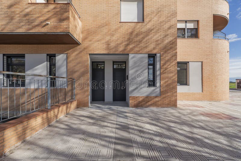 Fachadas De Un Edificio Residencial Con Acceso a Casas Tipo Loftstyle Imagen de archivo - Imagen ...