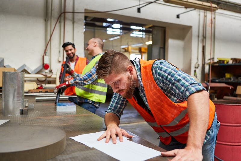Facharbeiter Liest Einen Auftrag in Der Werkstatt Stockfoto - Bild von ...