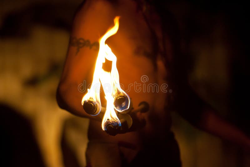 Fackel mit Mann stockbild. Bild von nacht, dunkel, schatten - 18330161