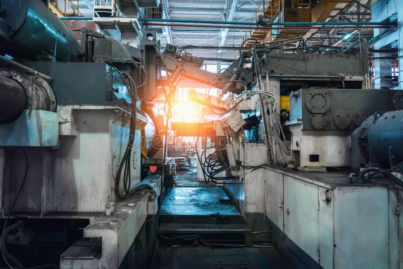 Industry Background, Empty Industrial Conveyor Belt with Metal Chains ...
