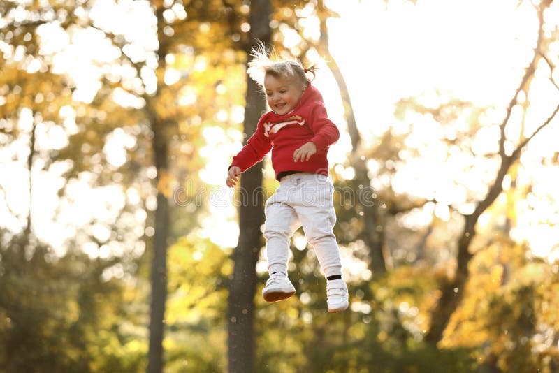 Pappa Leker Med Liten Dotter På Sommardagen Porträtt Pappa Med Barn