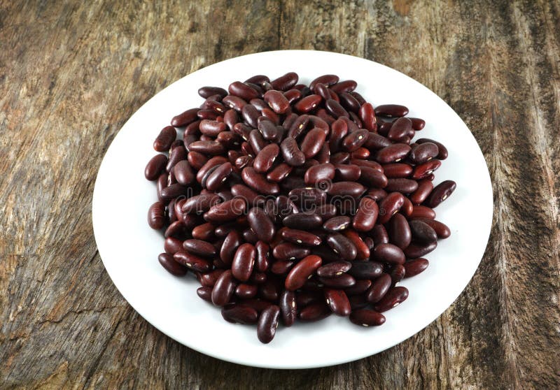 Fagioli rossi sul piatto fotografia stock. Immagine di rosso - 45933606